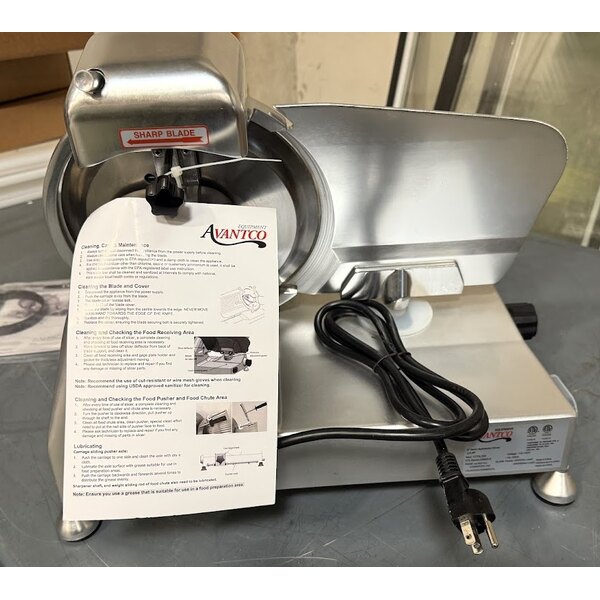 Scratch and Dent Avantco SL309 9" Manual Gravity Feed Meat Slicer - 1/4 hp