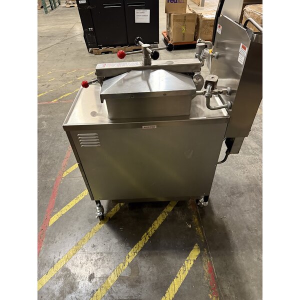 Scratch and Dent Henny Penny PFE-500.01 4-Head Electric Pressure Fryer with Computron 1000 ...