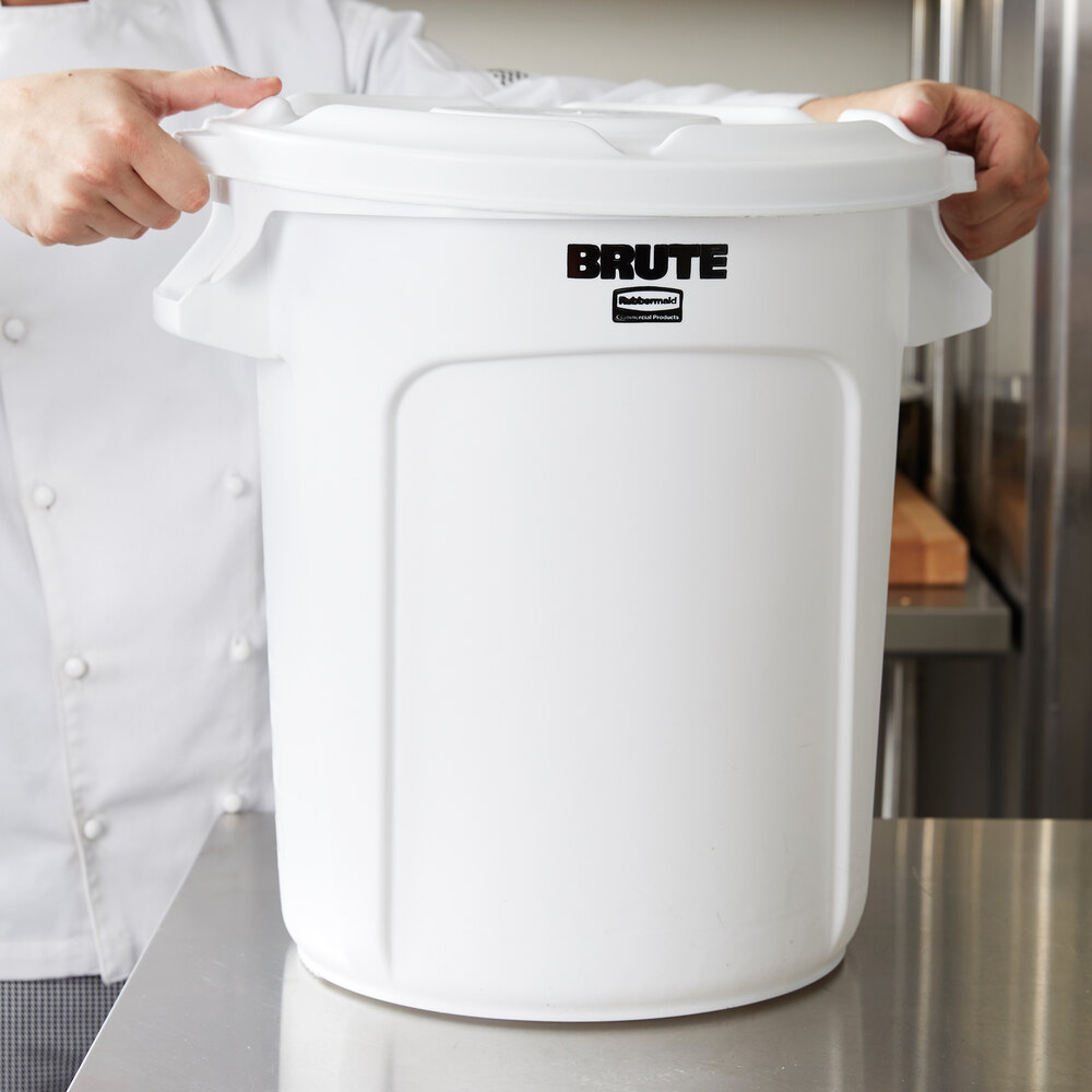 Rubbermaid BRUTE 10 Gallon White Ingredient Bin / Trash Can and Lid