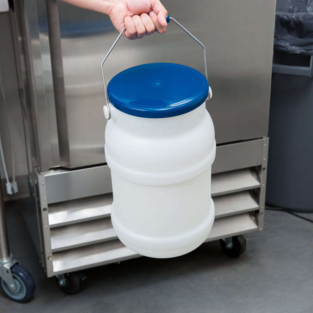 Choice 5 Gallon Ice Tote Kit with 12 oz. Scoop and Scoop Holder