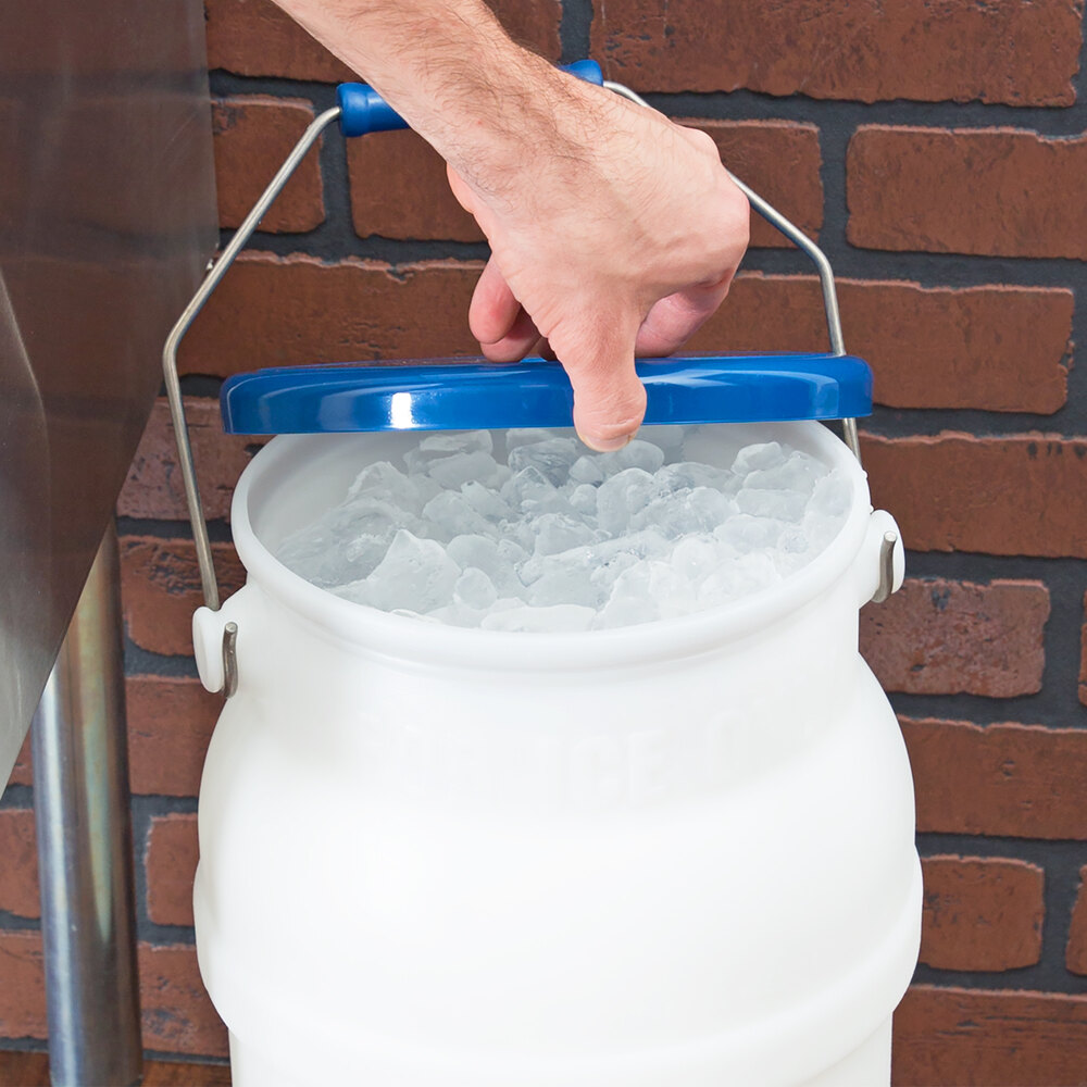 Choice 5 Gallon Ice Tote Kit with 12 oz. Scoop and Scoop Holder
