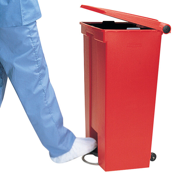 Rubbermaid FG614600RED Red Rectangular Plastic Mobile Step-On Container ...