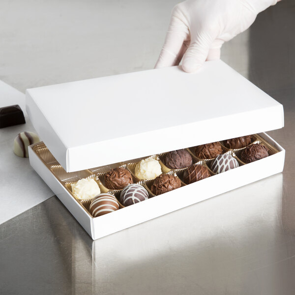 9 3/8" x 6" x 1 1/8" 2-Piece 1 lb. White Candy Box - 250/Case