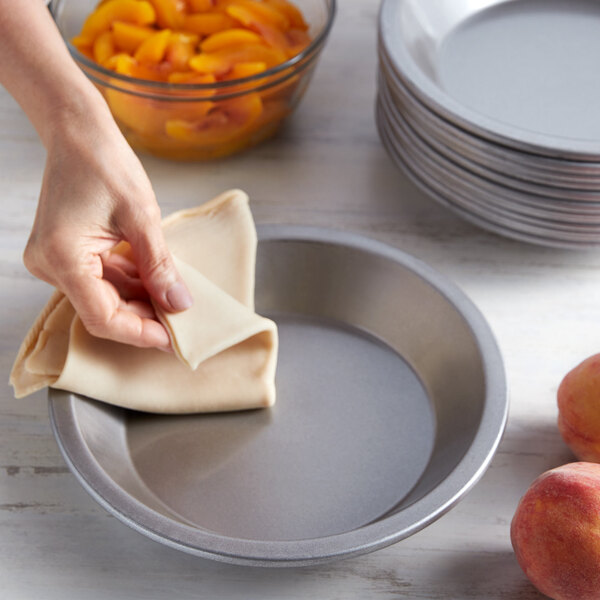 Chicago Metallic 23100 Heavy-Duty 9" x 1 1/2" Deep 22 Gauge Dish ...