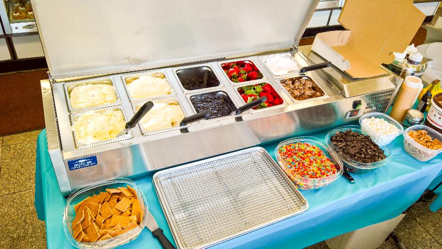 Arctic Air ACP55 55" Refrigerated Countertop Condiment Prep Station