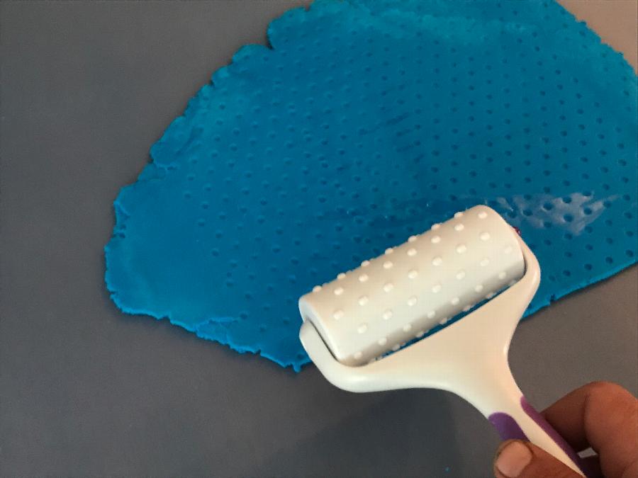 Wilton 1907-1340 Fondant / Gum Paste Embosser Set with Dot Pattern Roller