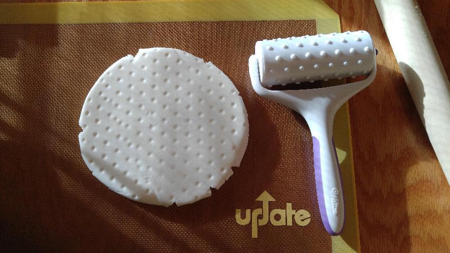 Wilton 1907-1340 Fondant / Gum Paste Embosser Set with Dot Pattern Roller