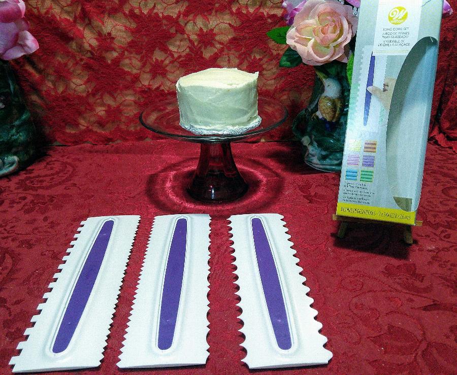 Wilton 417-1154 9" Plastic Decorating and Icing Comb Set - 3/Pack