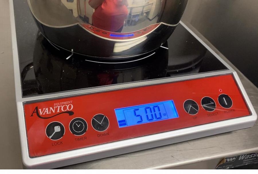 Avantco ICBTM-20 Countertop Induction Range / Cooker - 120V, 1800W