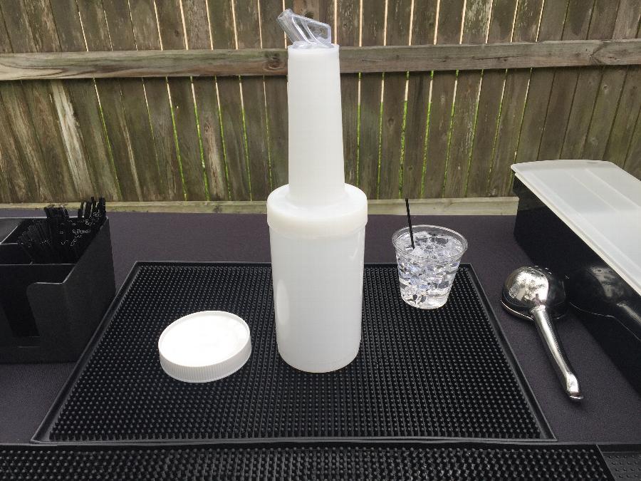 Carlisle PS601N02 Store 'N Pour 1 Qt. White Container with White Spout ...