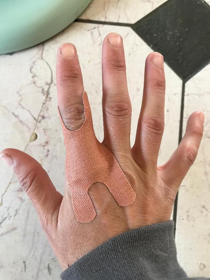 Medique 61678 Medi-First Woven Knuckle Bandage - 40/Box