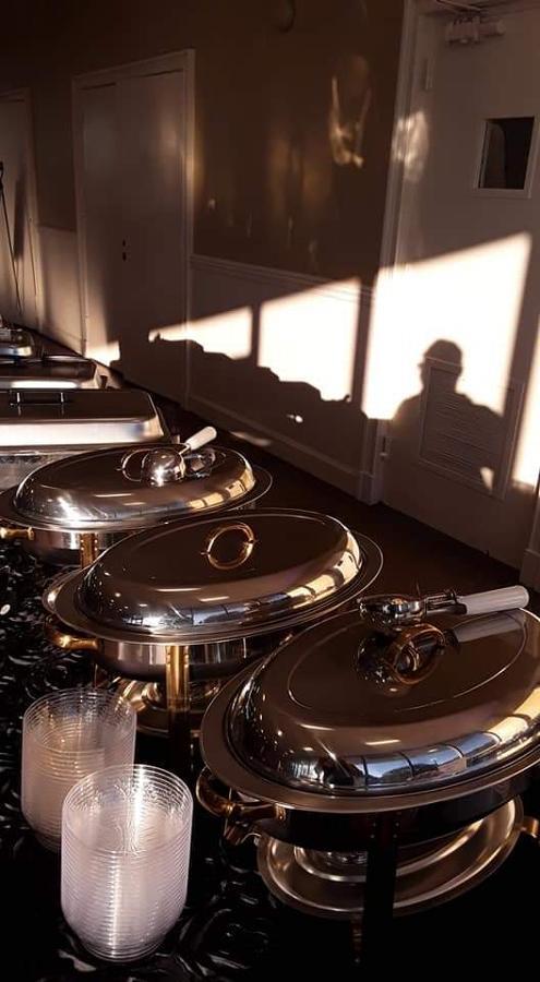 6 Qt. Chafing Dish with Gold Accent - WebstaurantStore