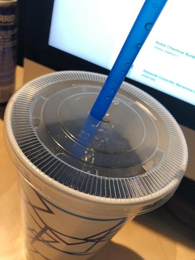 Choice 32 oz. Translucent Cold Cup Flat Lid with Straw Slot - 100/Pack