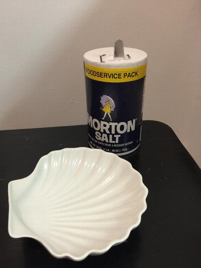 Morton 26 oz. Plain Table Salt Rounds - 24/Case