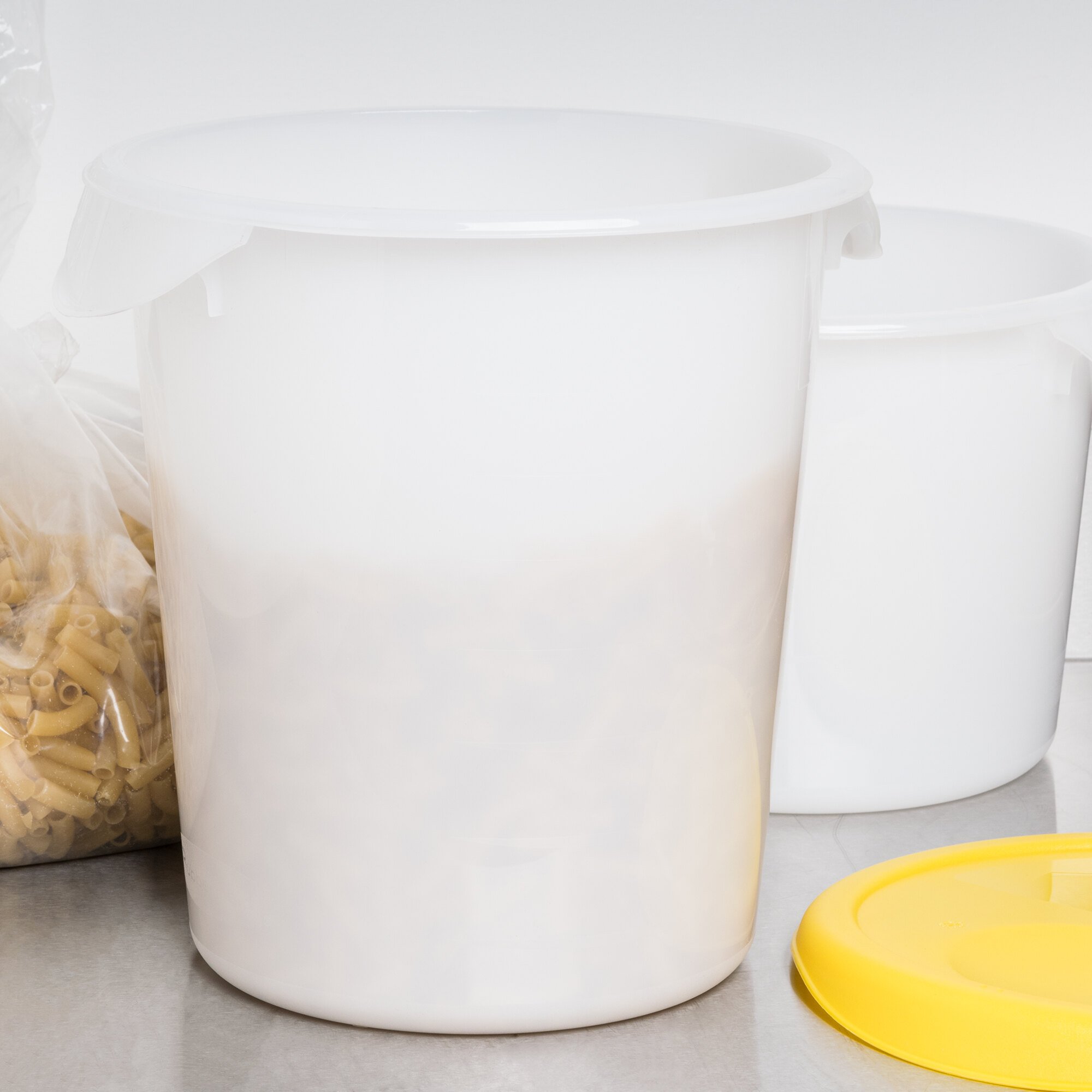 Rubbermaid FG572400WHT 8 Qt. White Round Food Storage Container