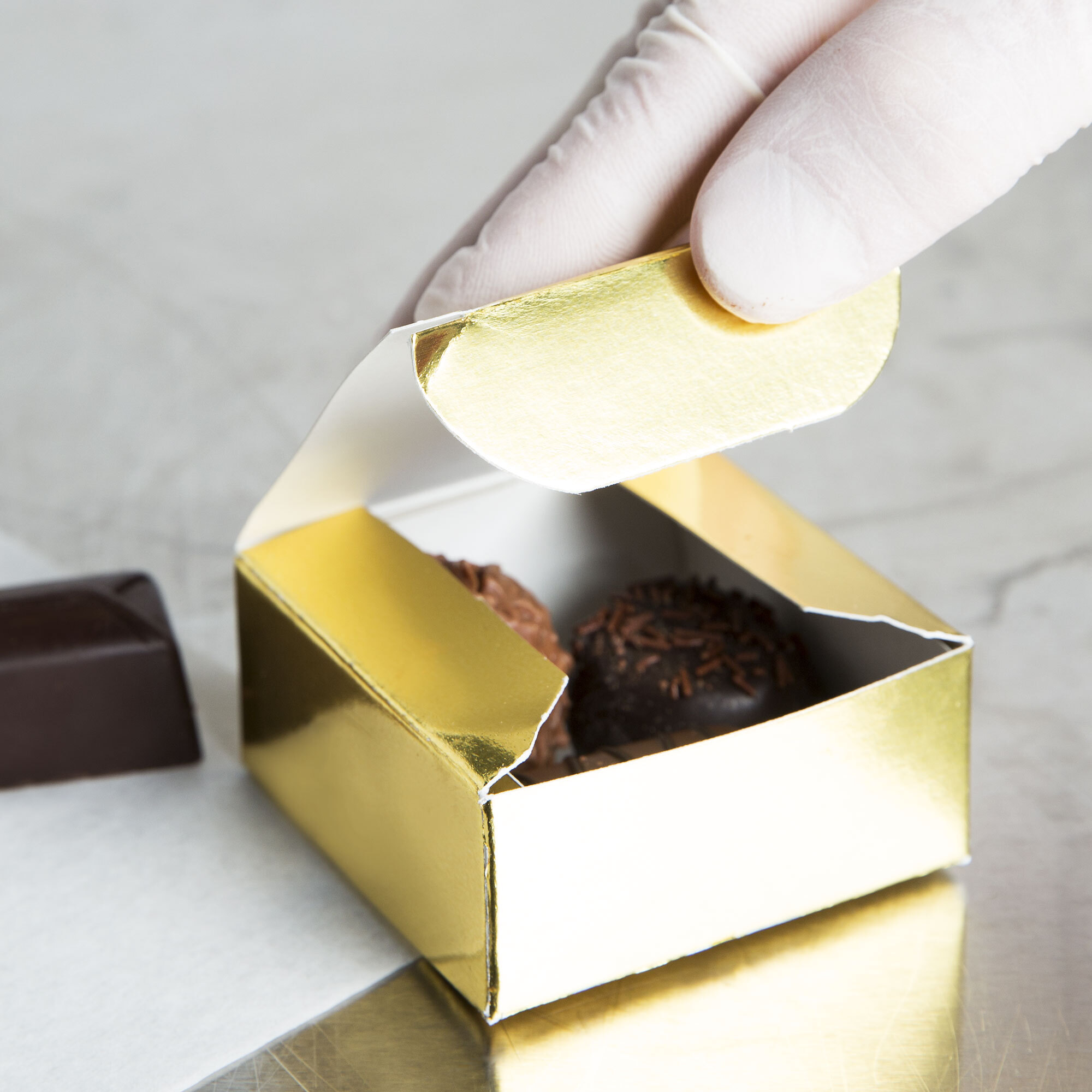 2 1/2" x 2 1/2" x 1 1/8" 1-Piece Gold Foil Candy Box - 250/Case