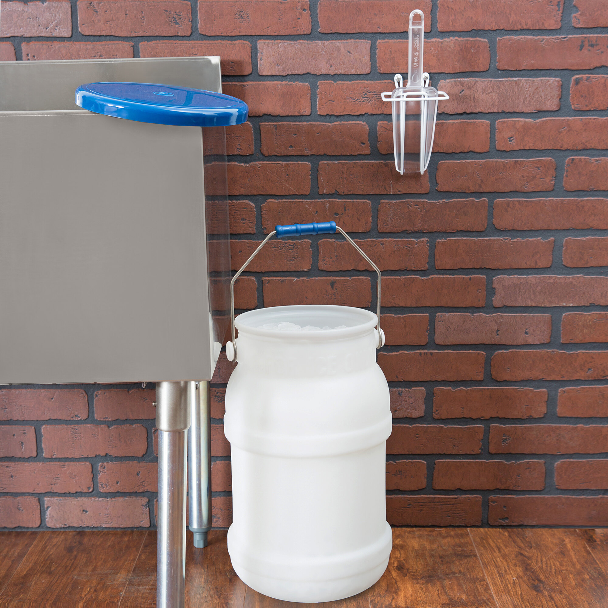 Choice 5 Gallon Ice Tote Kit with 12 oz. Scoop and Scoop Holder