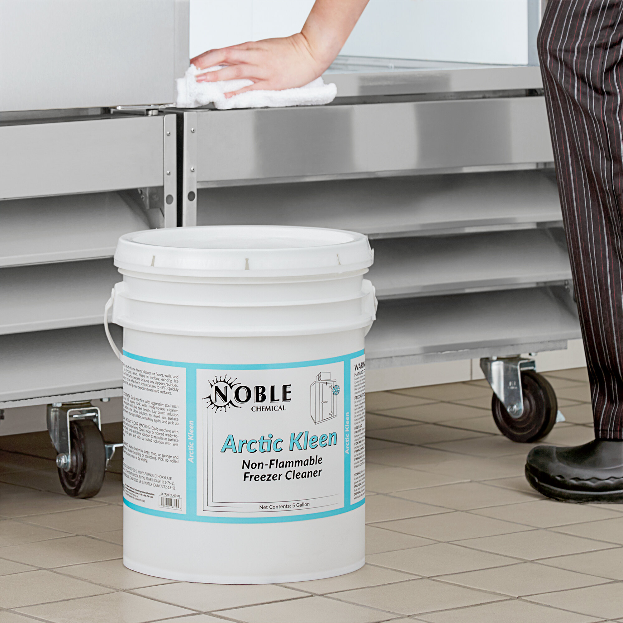 Noble Chemical 5 Gallon / 640 oz. Arctic Kleen Freezer Cleaner